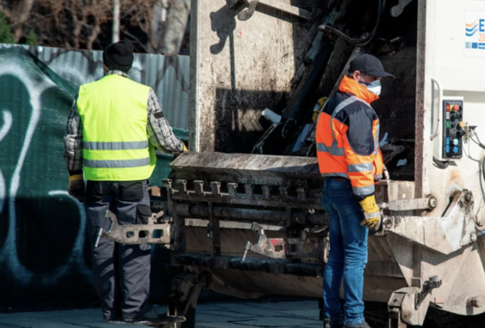 Απορριμματοφόρο μάζευε σκουπίδια στην Κυψέλη και οι επιβάτες ΙΧ βγήκαν και χτύπησαν τον υπάλληλο ...